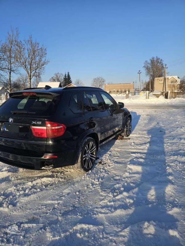 Black BMW X5 2009 in Telschi, with an engine capacity of 2.99 L and mileage of 386 thousand km for 8500 €, photo 5 on AUTOMOTO.COM.LV