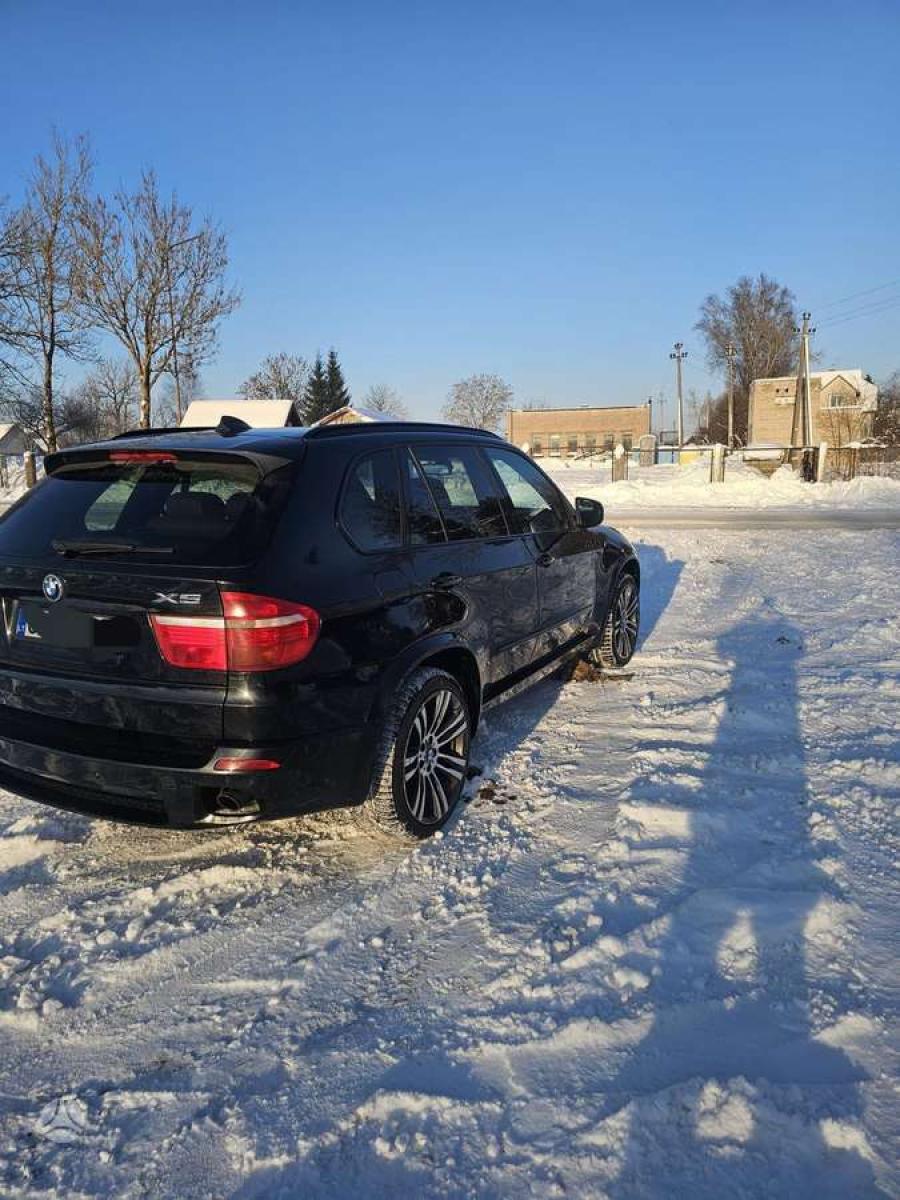 Black BMW X5 2009 in Telschi, with an engine capacity of 2.99 L and mileage of 386 thousand km for 8500 €, photo 5 on AUTOMOTO.COM.LV