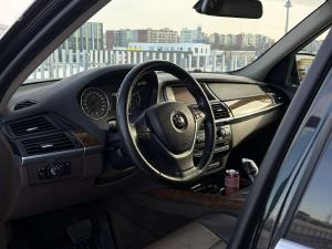 Black BMW X5 2009 in Vilnius, with an engine capacity of 2.99 L and mileage of 279 thousand km for 7750 €, photo 20 on AUTOMOTO.COM.LV