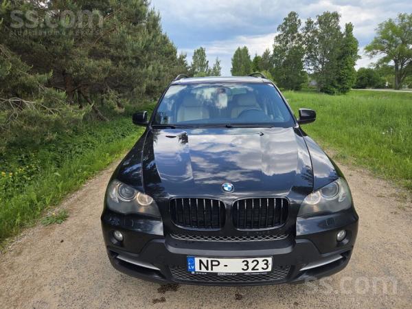 Black BMW X5 2009 in Madona, with an engine capacity of 3.00 L and mileage of 289 thousand km for 8250 €, photo 1 on AUTOMOTO.COM.LV
