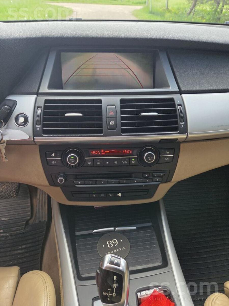 Black BMW X5 2009 in Madona, with an engine capacity of 3.00 L and mileage of 289 thousand km for 8250 €, photo 9 on AUTOMOTO.COM.LV