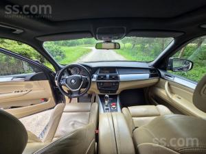 Black BMW X5 2009 in Madona, with an engine capacity of 3.00 L and mileage of 289 thousand km for 8250 €, photo 12 on AUTOMOTO.COM.LV