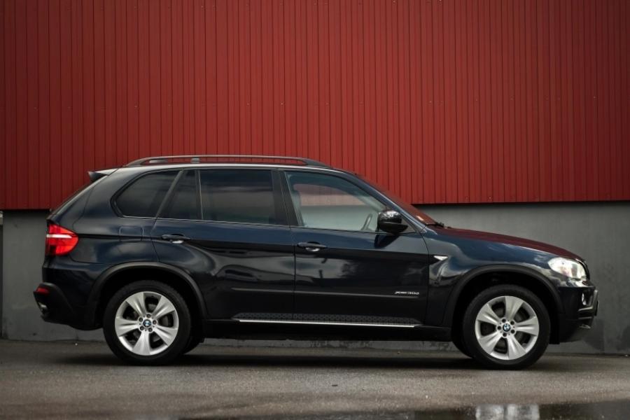 Black BMW X5 2009 in Riga, with an engine capacity of 3.00 L and mileage of 316 thousand km for 10990 €, photo 3 on AUTOMOTO.COM.LV