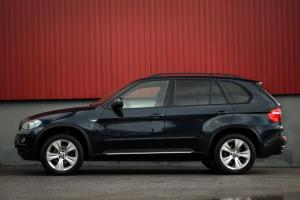 Black BMW X5 2009 in Riga, with an engine capacity of 3.00 L and mileage of 316 thousand km for 10990 €, photo 6 on AUTOMOTO.COM.LV
