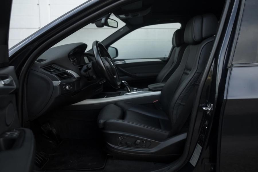 Black BMW X5 2009 in Riga, with an engine capacity of 3.00 L and mileage of 316 thousand km for 10990 €, photo 9 on AUTOMOTO.COM.LV