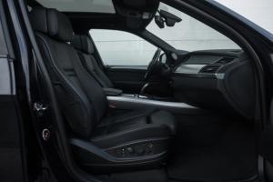 Black BMW X5 2009 in Riga, with an engine capacity of 3.00 L and mileage of 316 thousand km for 10990 €, photo 10 on AUTOMOTO.COM.LV