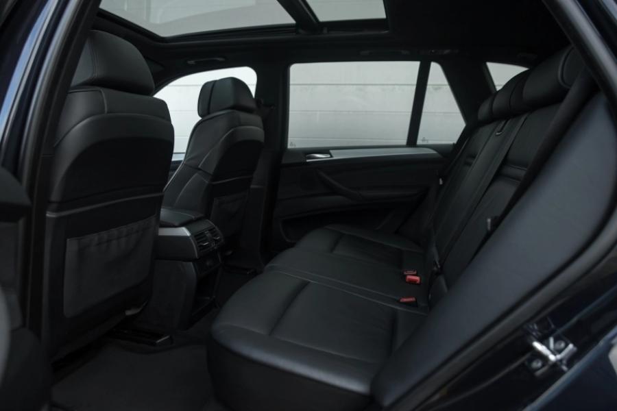 Black BMW X5 2009 in Riga, with an engine capacity of 3.00 L and mileage of 316 thousand km for 10990 €, photo 12 on AUTOMOTO.COM.LV