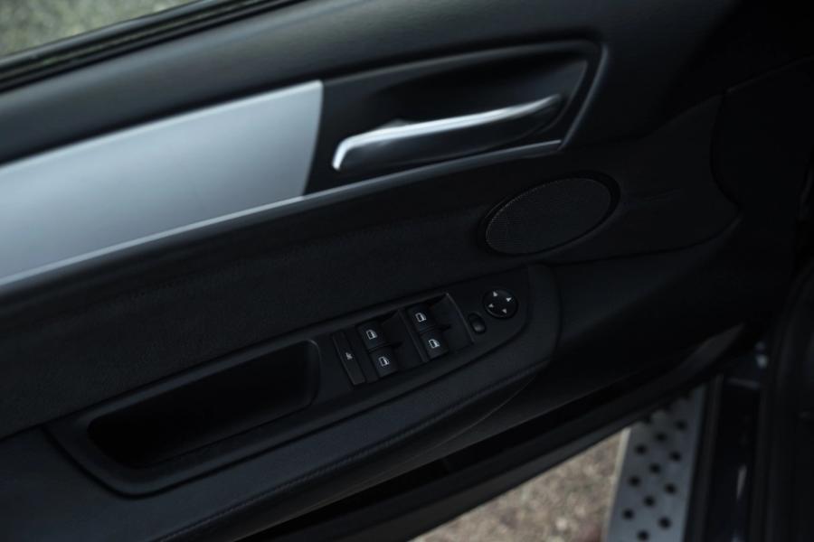 Black BMW X5 2009 in Riga, with an engine capacity of 3.00 L and mileage of 316 thousand km for 10990 €, photo 14 on AUTOMOTO.COM.LV
