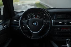 Black BMW X5 2009 in Riga, with an engine capacity of 3.00 L and mileage of 316 thousand km for 10990 €, photo 15 on AUTOMOTO.COM.LV