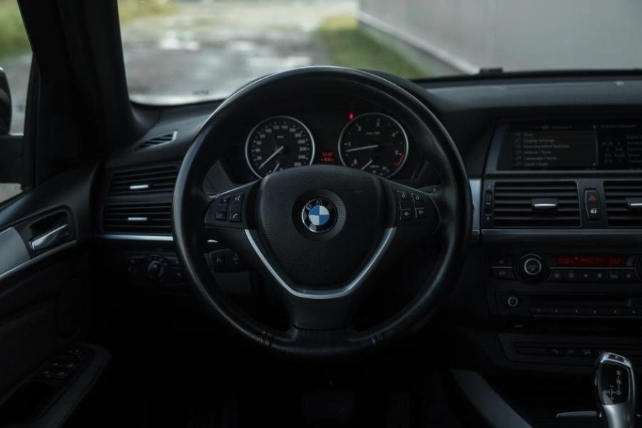 Black BMW X5 2009 in Riga, with an engine capacity of 3.00 L and mileage of 316 thousand km for 10990 €, photo 15 on AUTOMOTO.COM.LV