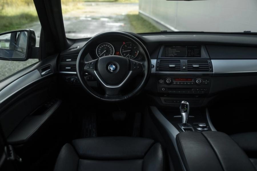 Black BMW X5 2009 in Riga, with an engine capacity of 3.00 L and mileage of 316 thousand km for 10990 €, photo 16 on AUTOMOTO.COM.LV