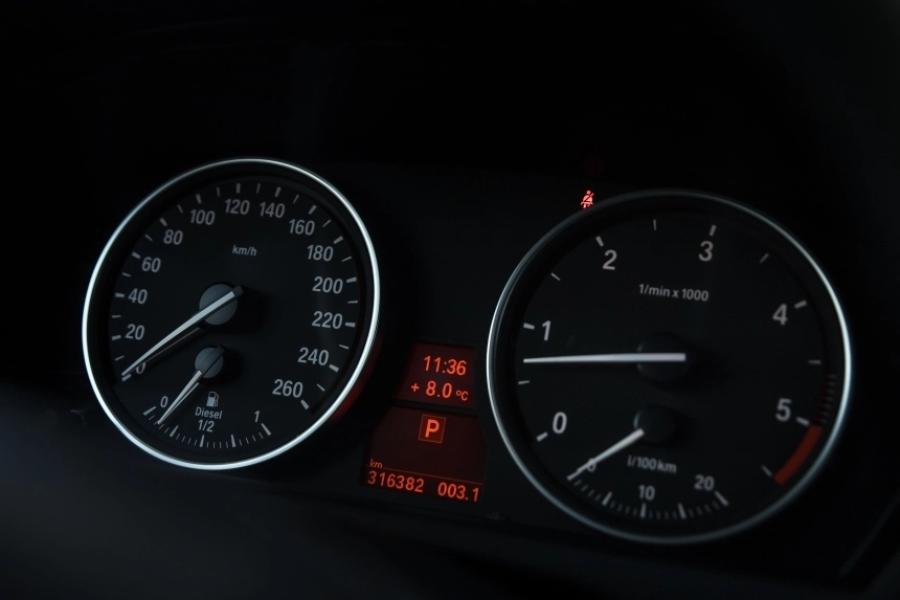 Black BMW X5 2009 in Riga, with an engine capacity of 3.00 L and mileage of 316 thousand km for 10990 €, photo 18 on AUTOMOTO.COM.LV