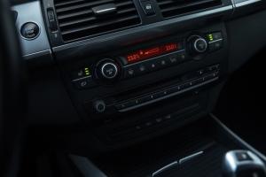 Black BMW X5 2009 in Riga, with an engine capacity of 3.00 L and mileage of 316 thousand km for 10990 €, photo 21 on AUTOMOTO.COM.LV