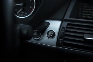 Black BMW X5 2009 in Riga, with an engine capacity of 3.00 L and mileage of 316 thousand km for 10990 €, photo 22 on AUTOMOTO.COM.LV