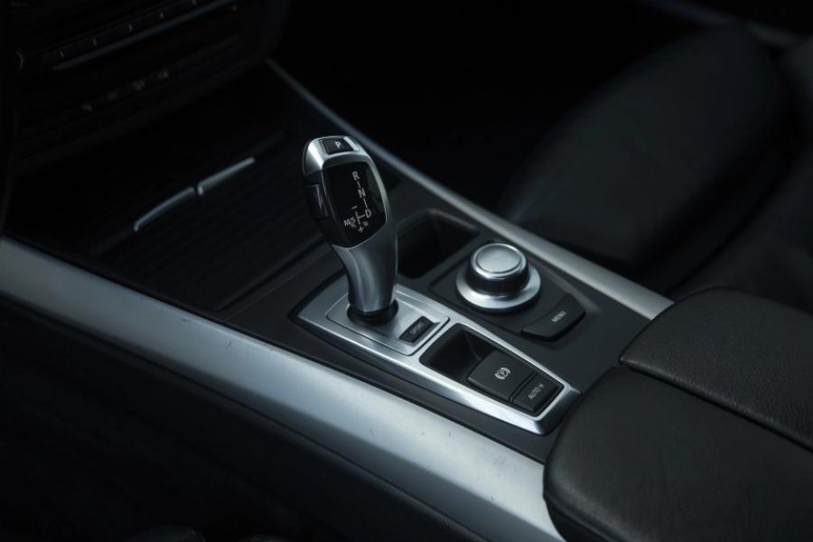 Black BMW X5 2009 in Riga, with an engine capacity of 3.00 L and mileage of 316 thousand km for 10990 €, photo 23 on AUTOMOTO.COM.LV