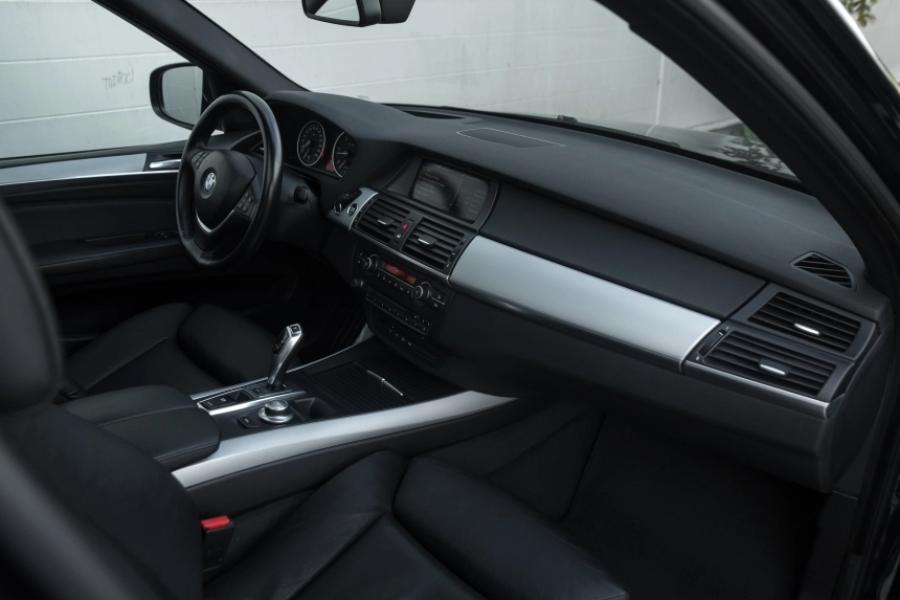 Black BMW X5 2009 in Riga, with an engine capacity of 3.00 L and mileage of 316 thousand km for 10990 €, photo 24 on AUTOMOTO.COM.LV