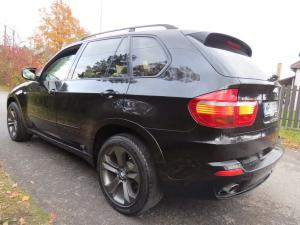 Black BMW X5 2009 in Riga, with an engine capacity of 3.00 L and mileage of 321 thousand km for 8990 €, photo 3 on AUTOMOTO.COM.LV