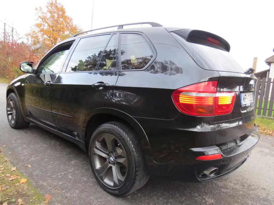 Black BMW X5 2009 in Riga, with an engine capacity of 3.00 L and mileage of 321 thousand km for 8990 €, photo 3 on AUTOMOTO.COM.LV