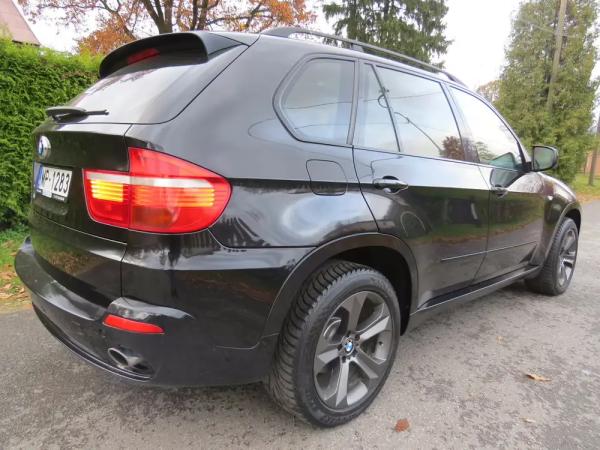 Black BMW X5 2009 in Riga, with an engine capacity of 3.00 L and mileage of 321 thousand km for 8990 €, photo 3 on AUTOMOTO.COM.LV