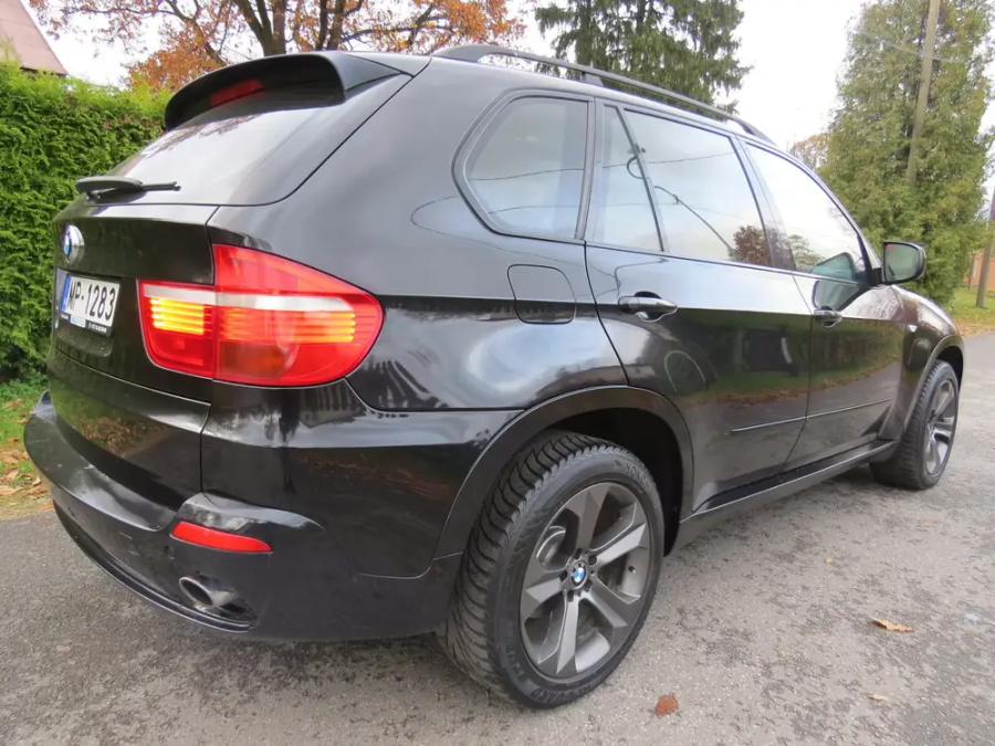 Black BMW X5 2009 in Riga, with an engine capacity of 3.00 L and mileage of 321 thousand km for 8990 €, photo 4 on AUTOMOTO.COM.LV