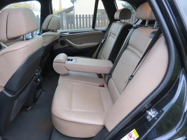 Black BMW X5 2009 in Riga, with an engine capacity of 3.00 L and mileage of 321 thousand km for 8990 €, photo 7 on AUTOMOTO.COM.LV