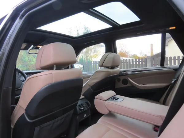 Black BMW X5 2009 in Riga, with an engine capacity of 3.00 L and mileage of 321 thousand km for 8990 €, photo 8 on AUTOMOTO.COM.LV