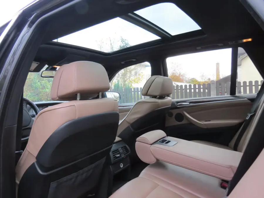 Black BMW X5 2009 in Riga, with an engine capacity of 3.00 L and mileage of 321 thousand km for 8990 €, photo 9 on AUTOMOTO.COM.LV