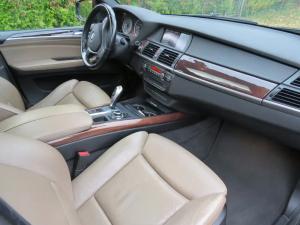 Black BMW X5 2009 in Riga, with an engine capacity of 3.00 L and mileage of 321 thousand km for 8990 €, photo 10 on AUTOMOTO.COM.LV