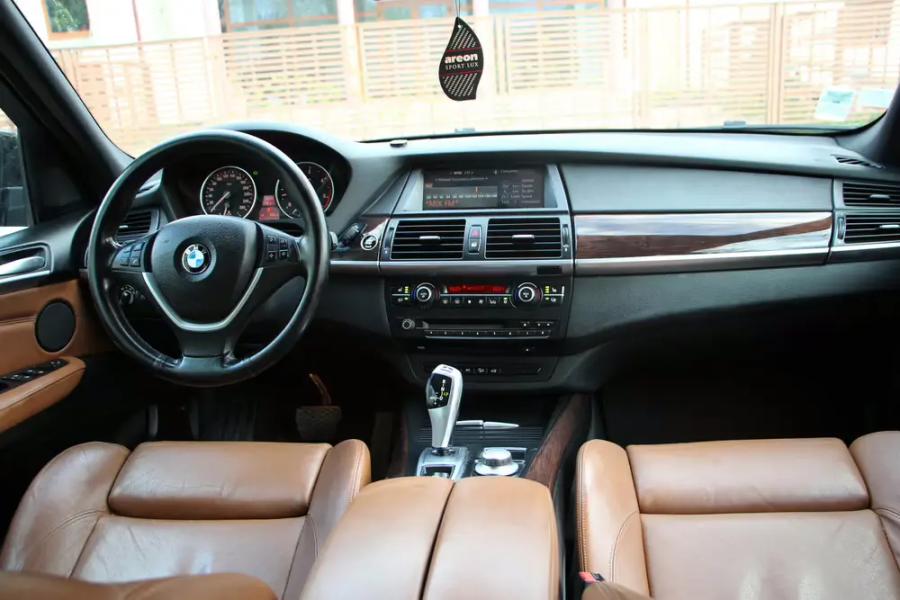 Black BMW X5 2009 in Marupe, with an engine capacity of 3.00 L and mileage of 224 thousand km for 10750 €, photo 14 on AUTOMOTO.COM.LV