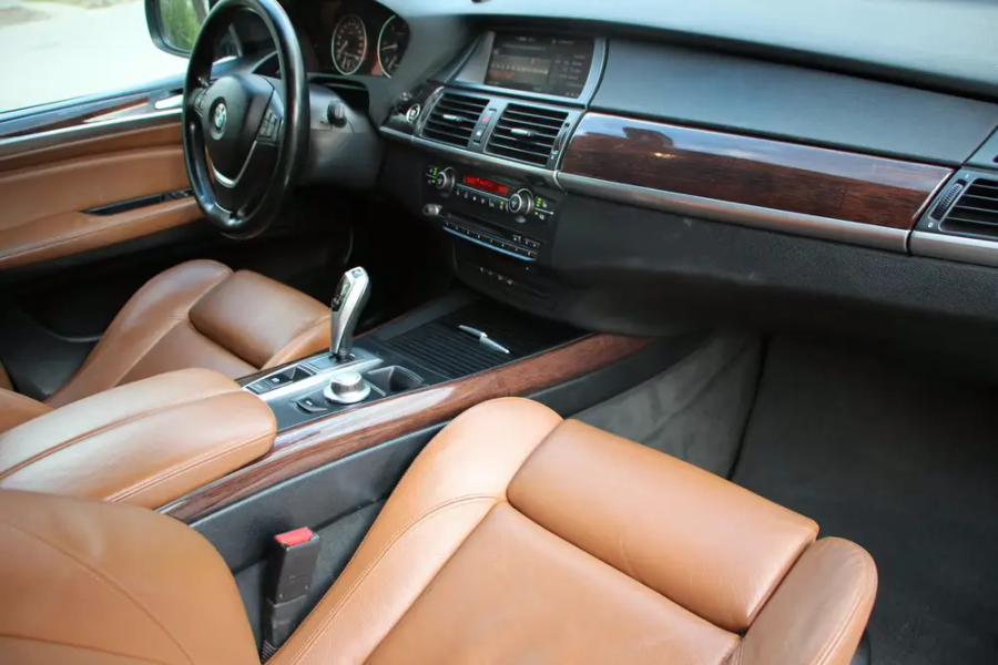 Black BMW X5 2009 in Marupe, with an engine capacity of 3.00 L and mileage of 224 thousand km for 10750 €, photo 15 on AUTOMOTO.COM.LV