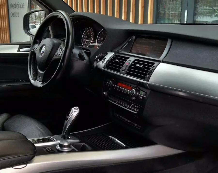 Melns BMW X5 2009 Rīga, ar dzinēja tilpumu 3.00 L un nobraukumu 276 tūkst. km par 11990 €, foto 13 vietnē AUTOMOTO.COM.LV