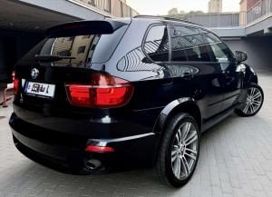 Black BMW X5 2009 in Kaunas, with an engine capacity of 0.00 L and mileage of 343 thousand km for 9300 €, photo 4 on AUTOMOTO.COM.LV