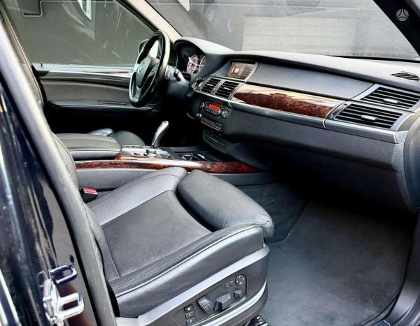 Black BMW X5 2009 in Kaunas, with an engine capacity of 0.00 L and mileage of 343 thousand km for 9300 €, photo 8 on AUTOMOTO.COM.LV