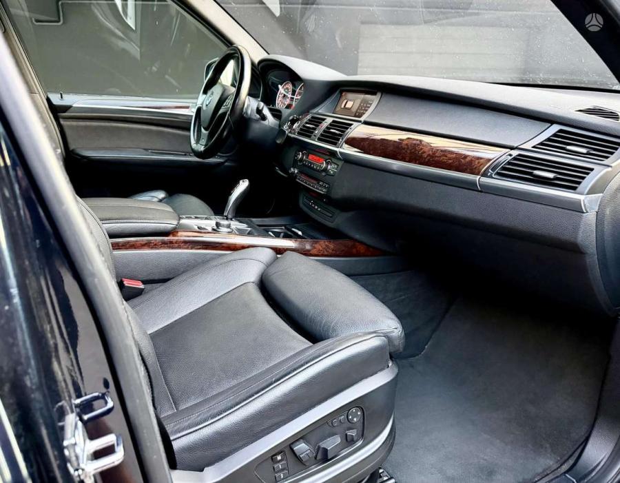 Black BMW X5 2009 in Kaunas, with an engine capacity of 0.00 L and mileage of 343 thousand km for 9300 €, photo 9 on AUTOMOTO.COM.LV