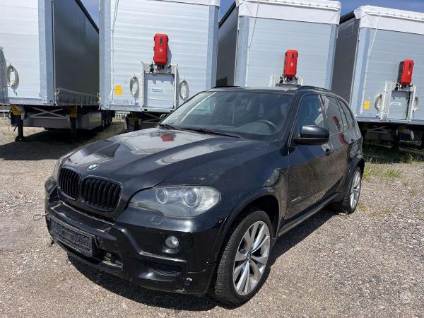Black BMW X5 2009 in Utena, with an engine capacity of 2.99 L and mileage of 400 thousand km for 5500 €, photo 2 on AUTOMOTO.COM.LV