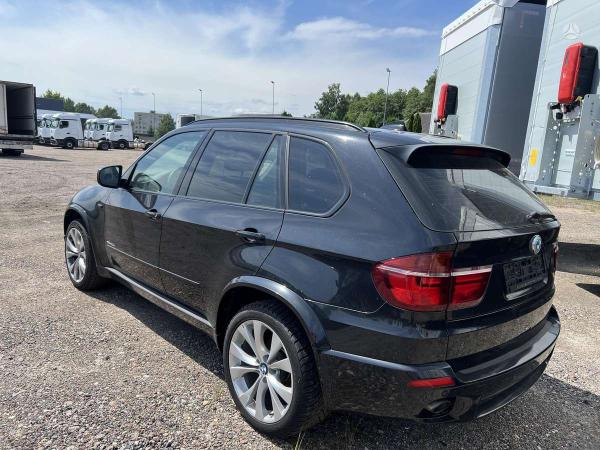 Black BMW X5 2009 in Utena, with an engine capacity of 2.99 L and mileage of 400 thousand km for 5500 €, photo 5 on AUTOMOTO.COM.LV