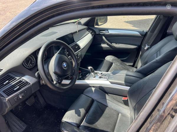 Black BMW X5 2009 in Utena, with an engine capacity of 2.99 L and mileage of 400 thousand km for 5500 €, photo 8 on AUTOMOTO.COM.LV