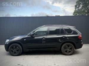 Black BMW X5 2009 in Riga, with an engine capacity of 3.00 L and mileage of 367 thousand km for 7699 €, photo 7 on AUTOMOTO.COM.LV