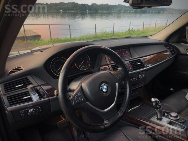 Black BMW X5 2009 in Riga, with an engine capacity of 3.00 L and mileage of 367 thousand km for 7699 €, photo 8 on AUTOMOTO.COM.LV