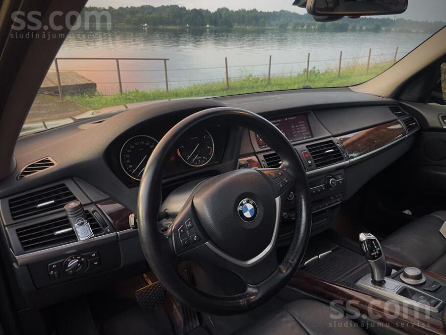 Black BMW X5 2009 in Riga, with an engine capacity of 3.00 L and mileage of 367 thousand km for 7699 €, photo 9 on AUTOMOTO.COM.LV