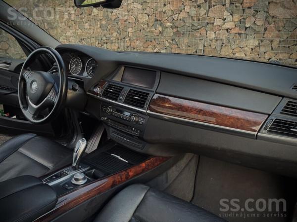 Black BMW X5 2009 in Riga, with an engine capacity of 3.00 L and mileage of 367 thousand km for 7699 €, photo 10 on AUTOMOTO.COM.LV