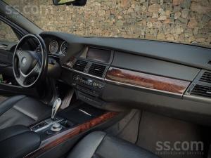 Black BMW X5 2009 in Riga, with an engine capacity of 3.00 L and mileage of 367 thousand km for 7699 €, photo 11 on AUTOMOTO.COM.LV