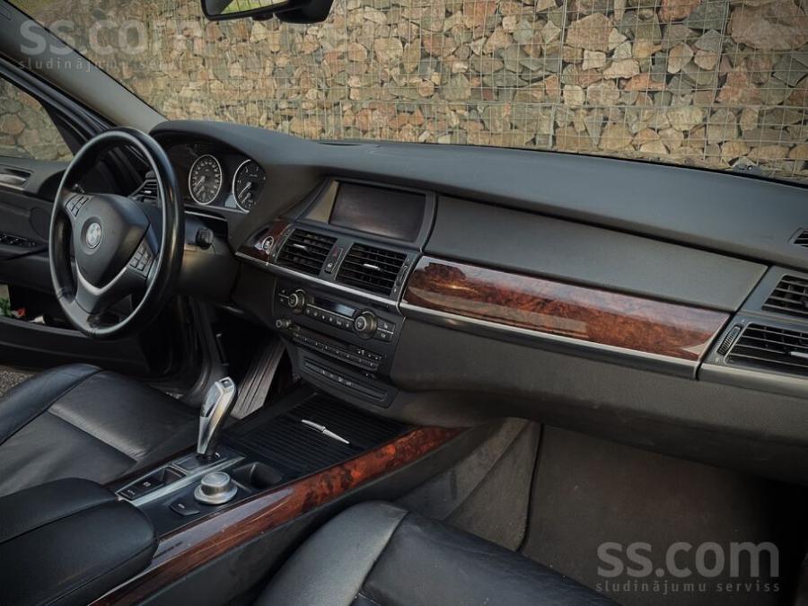 Black BMW X5 2009 in Riga, with an engine capacity of 3.00 L and mileage of 367 thousand km for 7699 €, photo 11 on AUTOMOTO.COM.LV