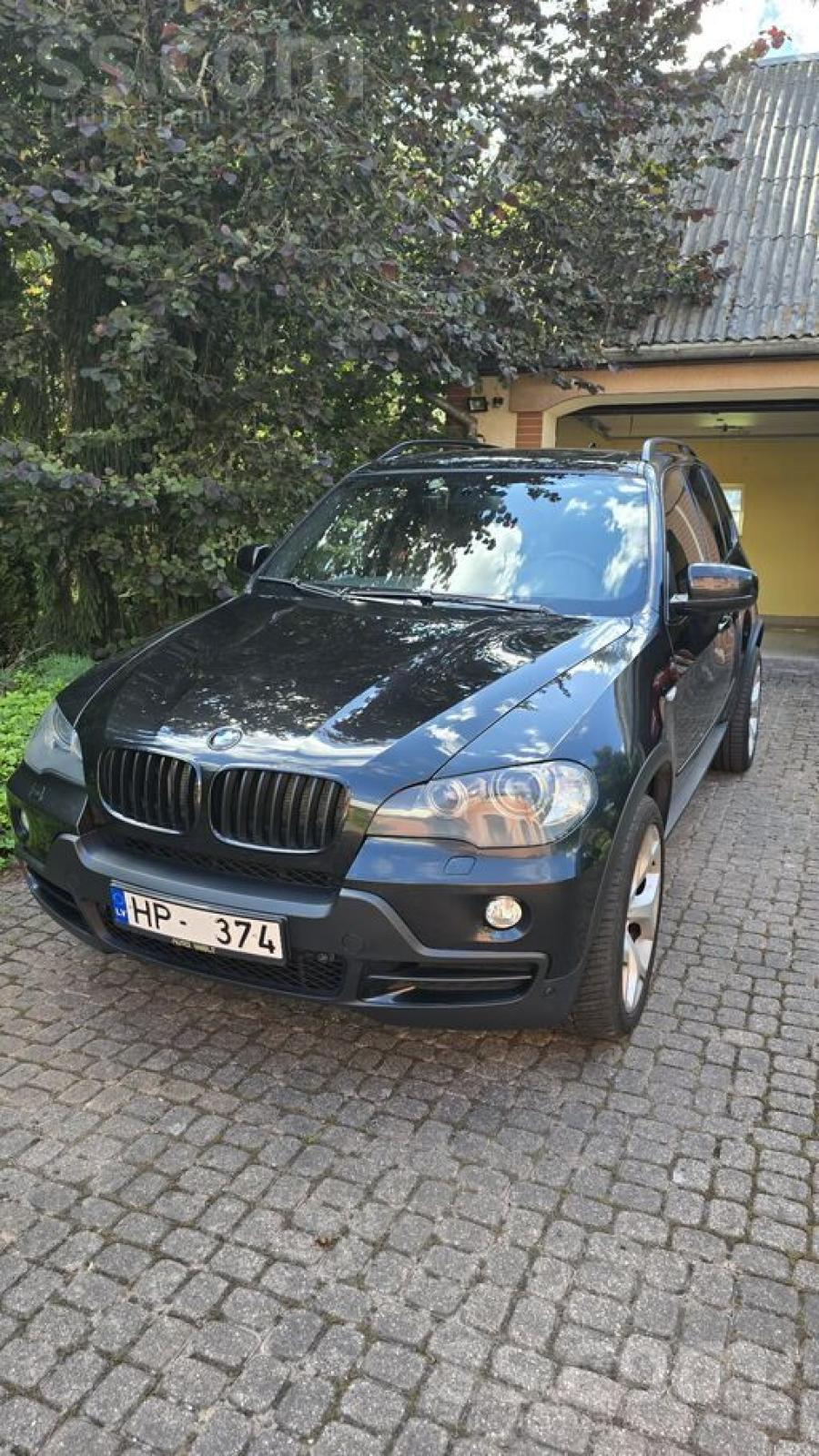 Black BMW X5 2009 in Riga, with an engine capacity of 3.00 L and mileage of 190 thousand km for 12900 €, photo 1 on AUTOMOTO.COM.LV