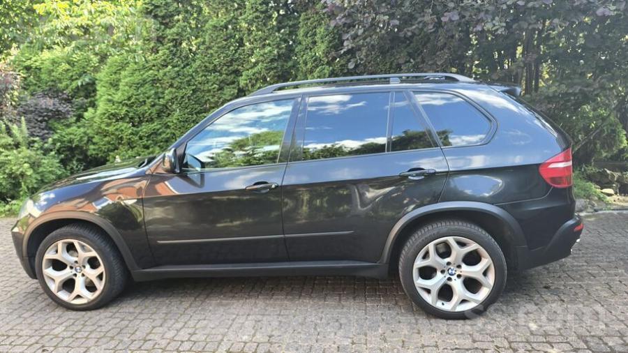 Black BMW X5 2009 in Riga, with an engine capacity of 3.00 L and mileage of 190 thousand km for 12900 €, photo 4 on AUTOMOTO.COM.LV