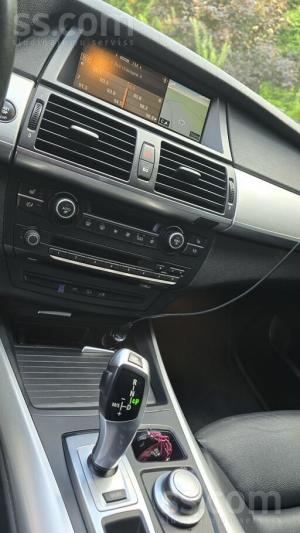 Black BMW X5 2009 in Riga, with an engine capacity of 3.00 L and mileage of 190 thousand km for 12900 €, photo 5 on AUTOMOTO.COM.LV