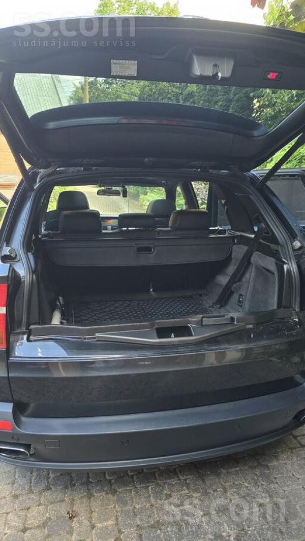 Black BMW X5 2009 in Riga, with an engine capacity of 3.00 L and mileage of 190 thousand km for 12900 €, photo 7 on AUTOMOTO.COM.LV