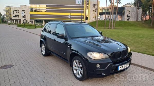 Black BMW X5 2009 in Riga, with an engine capacity of 3.00 L and mileage of 334 thousand km for 7999 €, photo 1 on AUTOMOTO.COM.LV