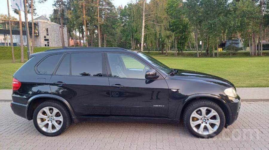 Black BMW X5 2009 in Riga, with an engine capacity of 3.00 L and mileage of 334 thousand km for 7999 €, photo 3 on AUTOMOTO.COM.LV