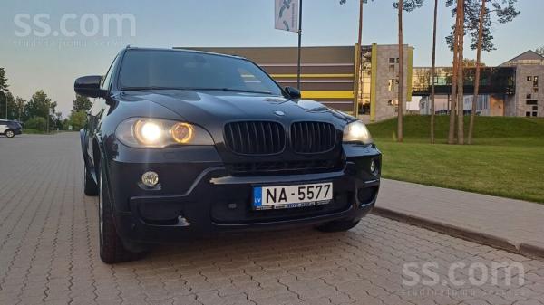 Black BMW X5 2009 in Riga, with an engine capacity of 3.00 L and mileage of 334 thousand km for 7999 €, photo 3 on AUTOMOTO.COM.LV